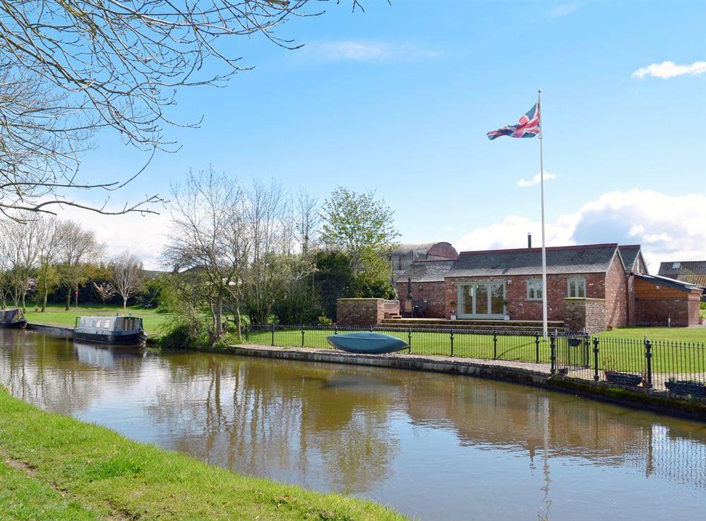 Canal View in Tetchill, near Ellesmere, Shropshire sleeps 4