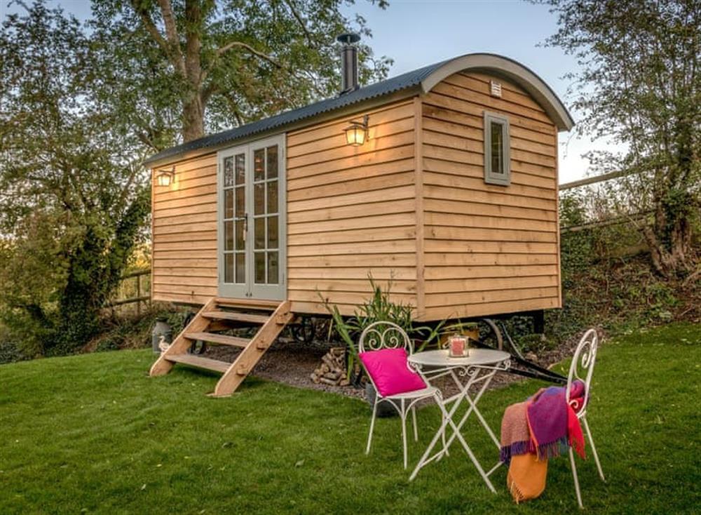 Duck Hut in Compton Dundon, near Glastonbury, Somerset sleeps 2