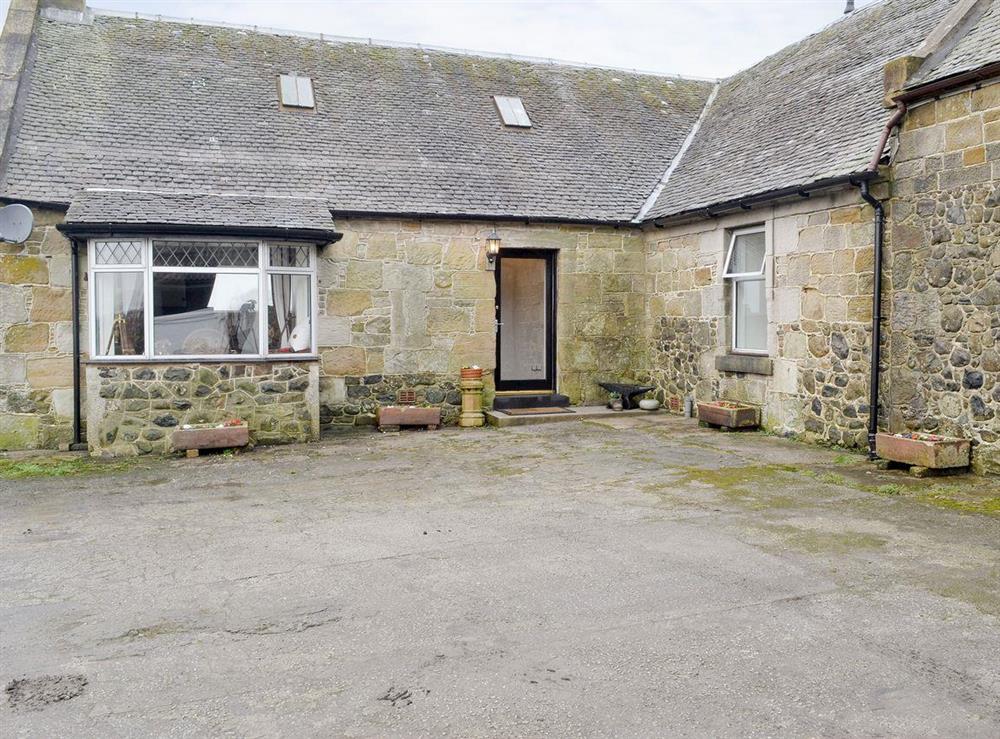 Laigh Auchenharvie Cottage in Torranyard, near Irvine, Ayrshire sleeps 4