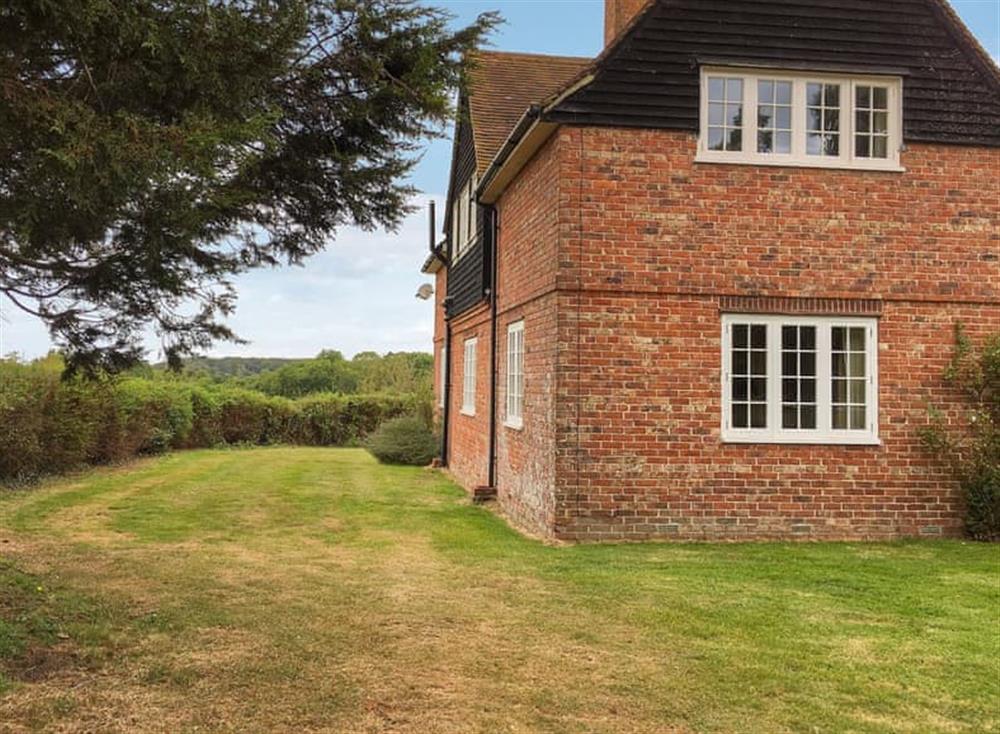 Pelsham Farmhouse in Peasmarsh, England - East Sussex sleeps 8