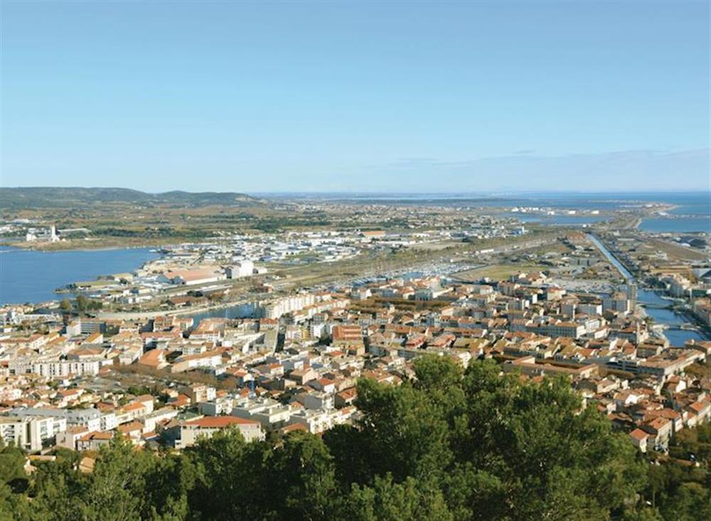 Sete in France sleeps 9