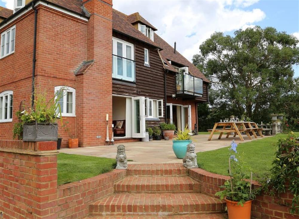 The Chestnuts in Waltham, England - Kent sleeps 25