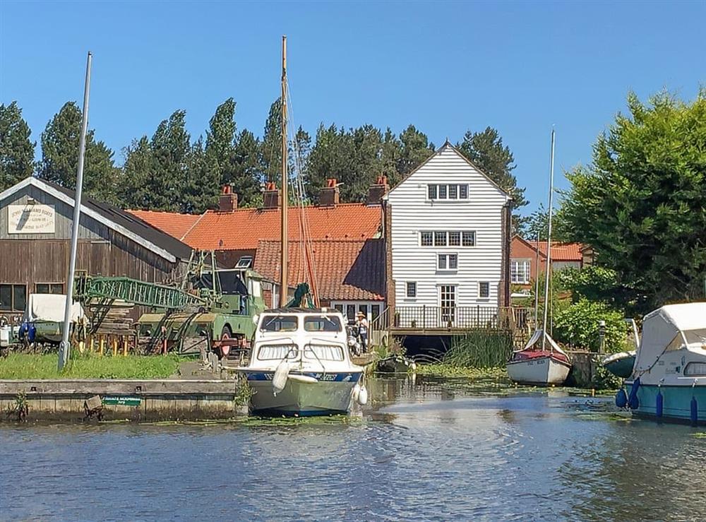 The Old Granary in Stalham Staithe, Norfolk sleeps 7