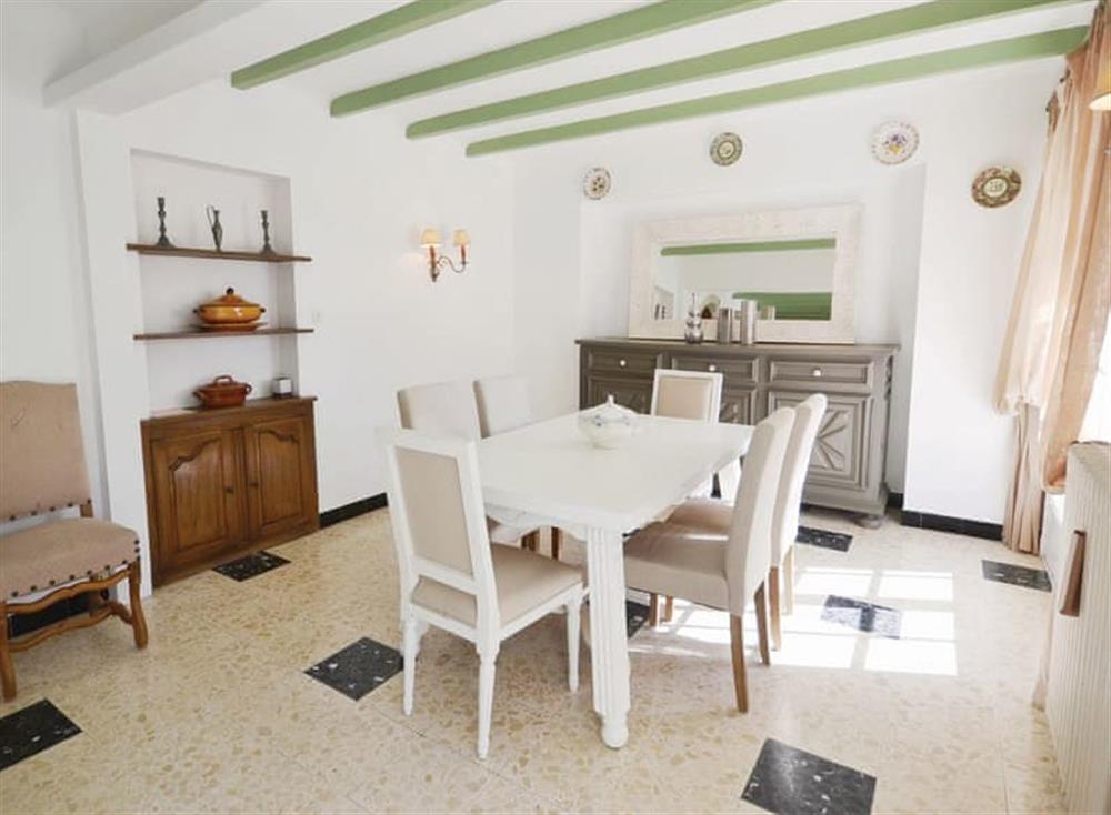Tulette in France sleeps 8