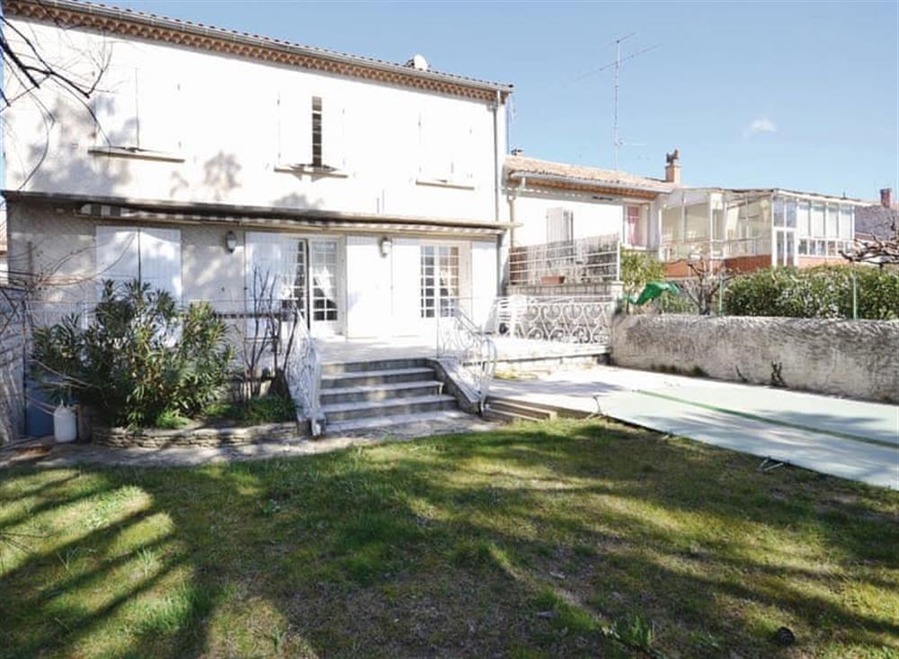 Tulette in France sleeps 8