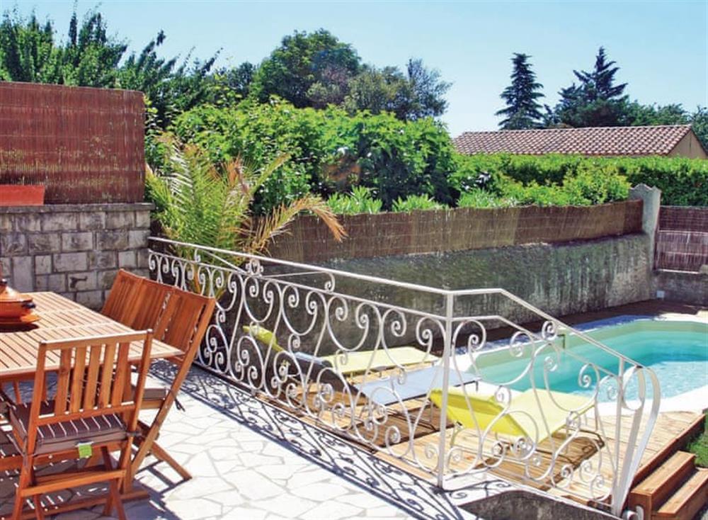 Tulette in France sleeps 8