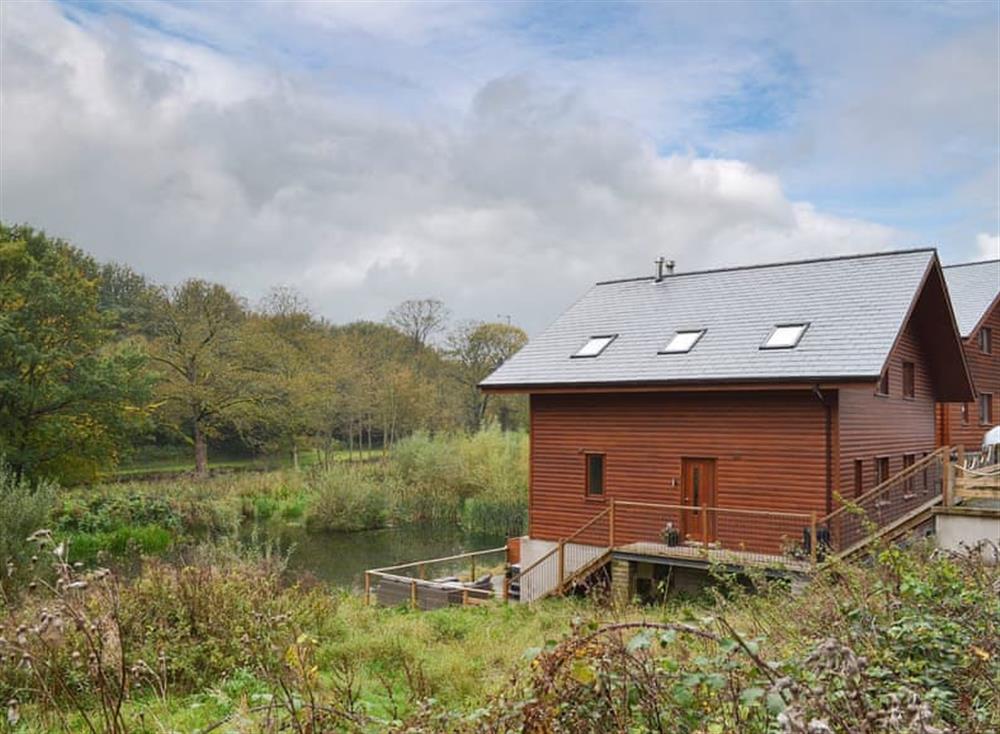 Waterside Lodge Sixteen in Elland, near Brighouse, West Yorkshire sleeps 8